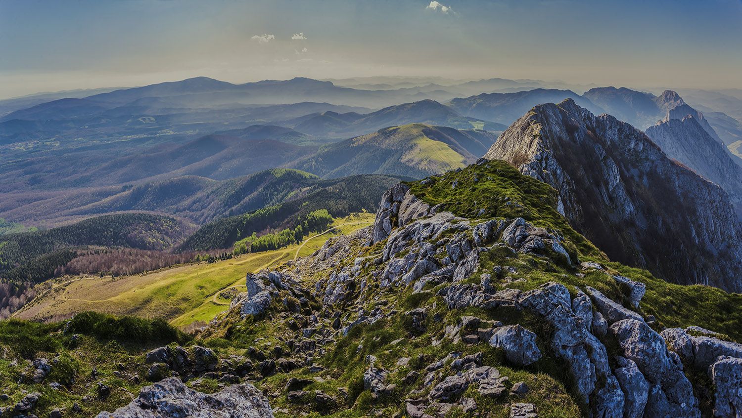 Rutas por los Montes Vascos: caminos entre leyendas y naturaleza